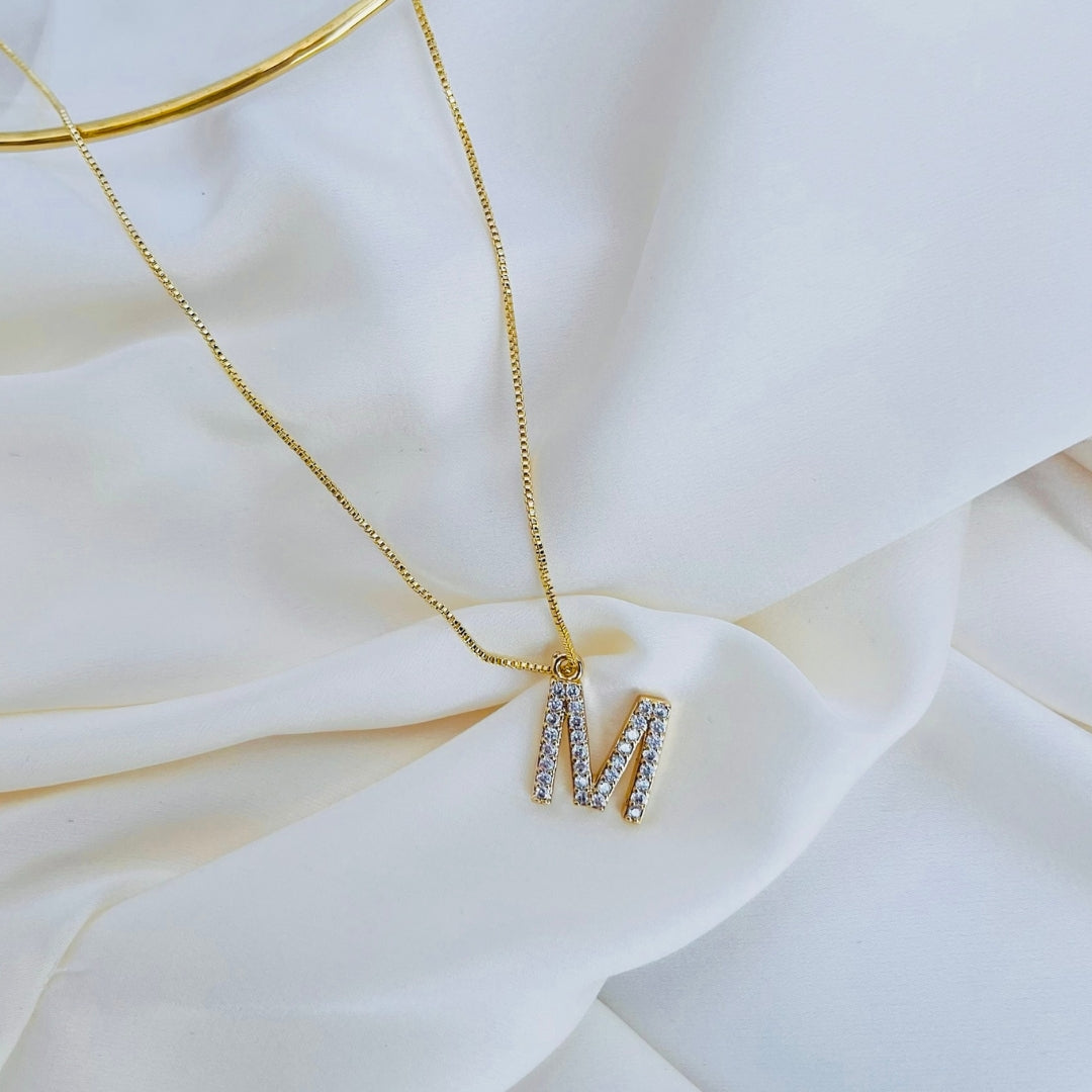 Madison | Collar con dije letra M piedras dorado – Karsen Stil